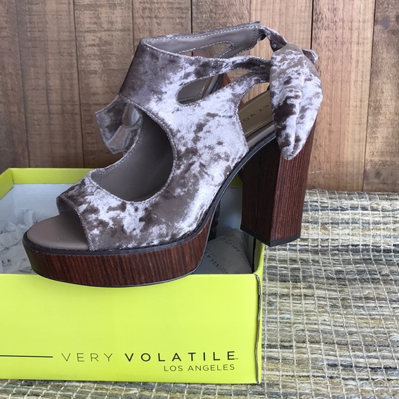 Very Volatile | Shoes | Very Volatile Los Angelas Platform Sandals Size ...